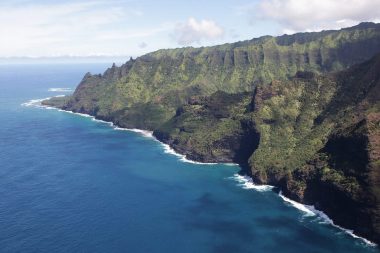 A bucket-list helicopter tour of Kauai – The ExploreNorth Blog